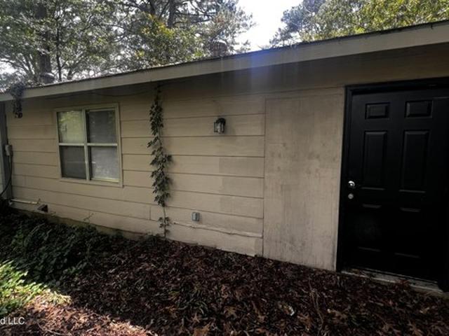 350 Queen Margaret Ln, Jackson, MS 39209