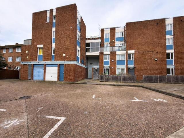 350 Roman Road, London E3 4 bed flat to rent £3,000 pcm £692 pw