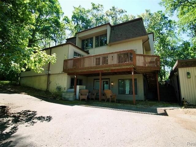 3515 Lahring Rd, Fenton, MI 48451