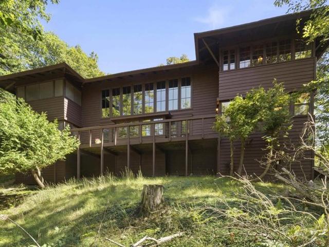 3512 Crystal Dr, Beulah, MI 49617