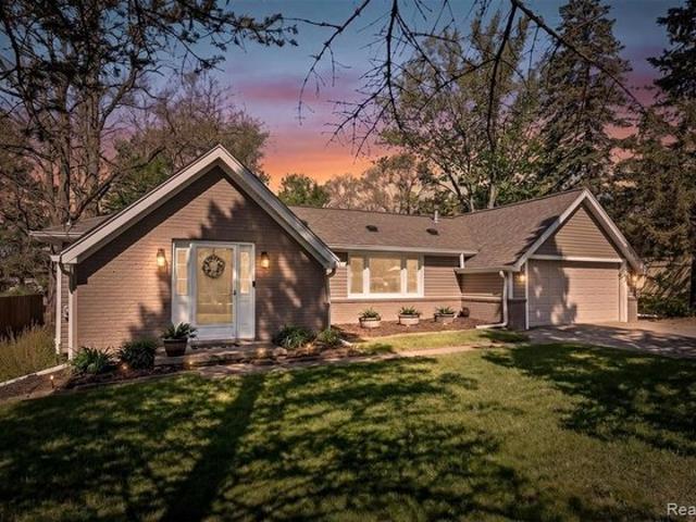 3525 Buss Dr, Commerce Township, MI 48390