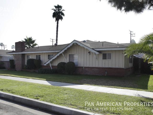 3523 W Mungall Drive, 2 beds, 1 full and 1 half bath