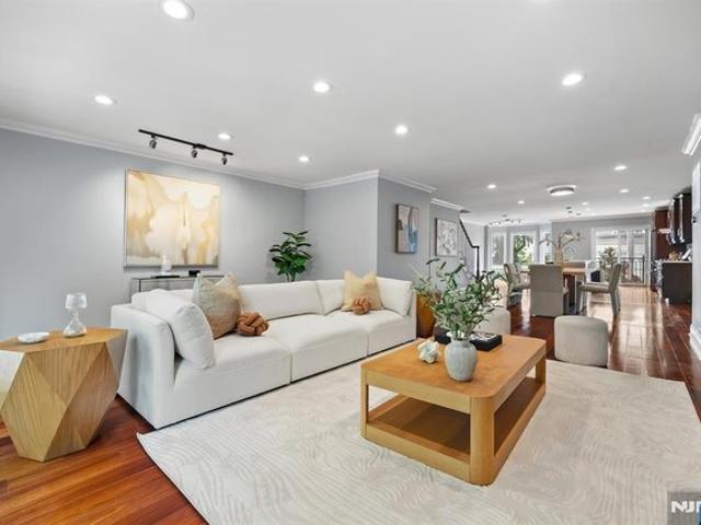 352 Gorge Rd, Cliffside Park, NJ 07010