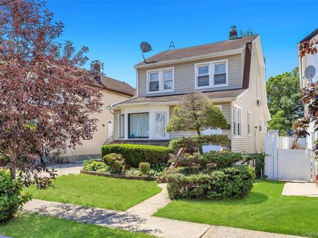 352 W Valley Stream Blvd, Valley Stream, NY 11580