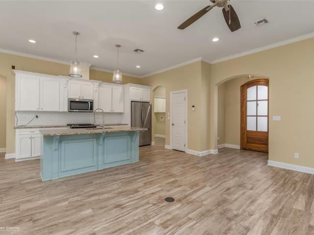 352 Wood Springs