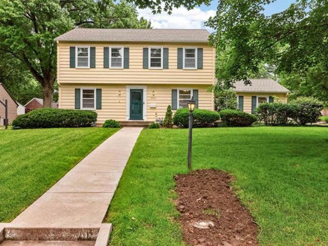 3535 SW Avalon Ln, Topeka, KS 66604