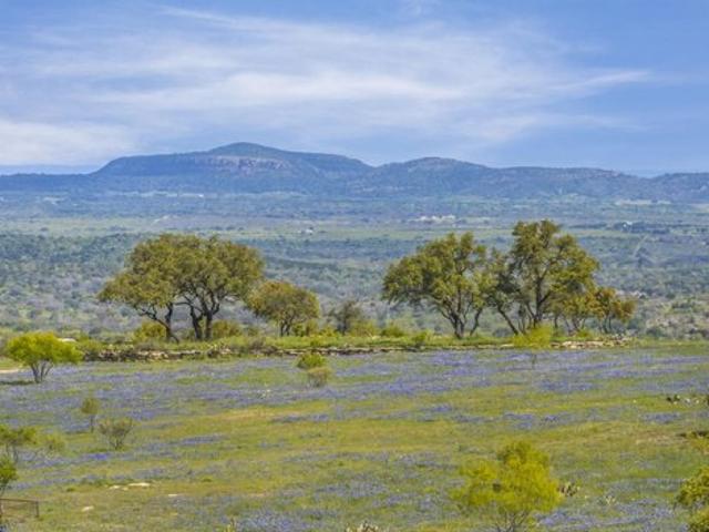 3531 Rd Rm 3347, Round Mountain, TX 78663