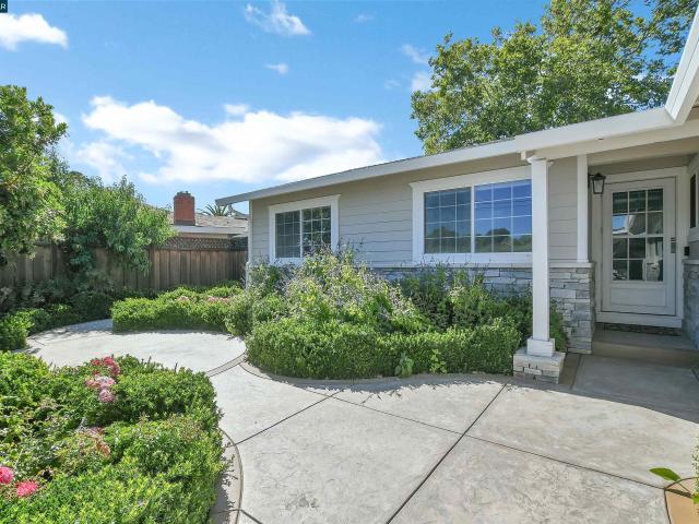 3555 Thunderbird Dr