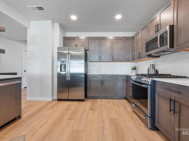 3559 E Fitz Roy St. Umpqua