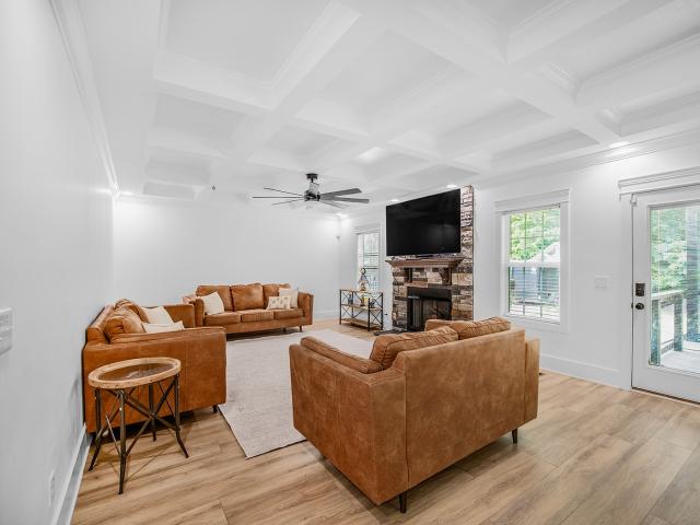 3552 Aurora Dr