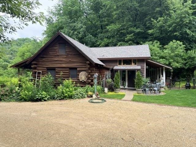 35537 Log House Ln, Prairie du Chien, WI 53821