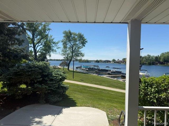 3553 Port Cove Dr Apt 34, Waterford Township, MI 48328