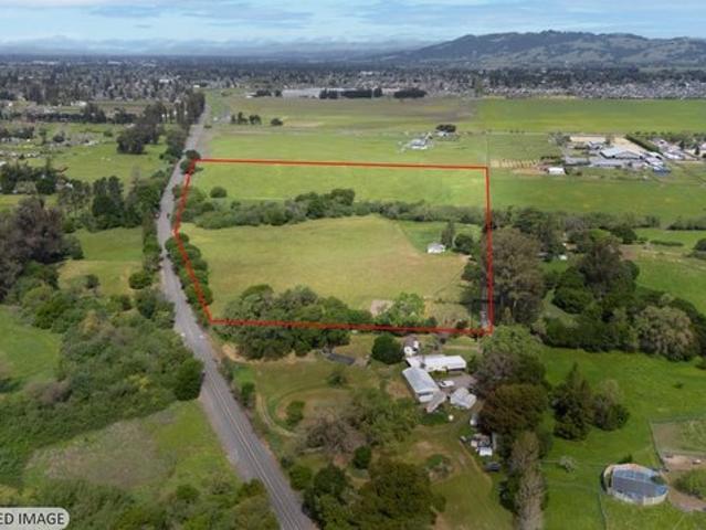 355 Formschlag Ln, Penngrove, CA 94951
