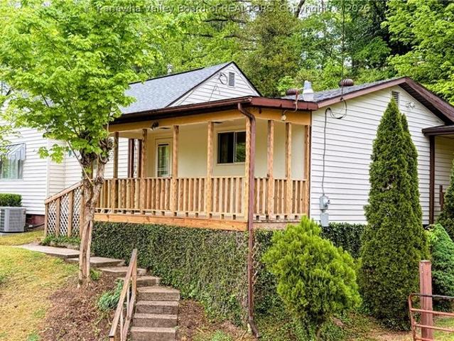 355 Fudges Creek Rd, Ona, WV 25545
