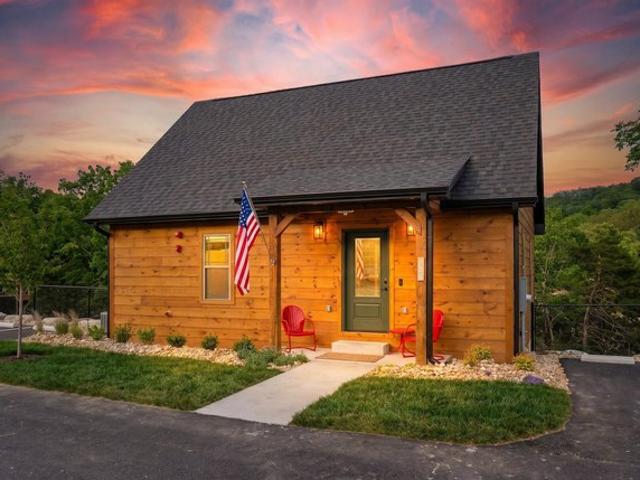 355 Mark Twain Dr, Hollister, MO 65672
