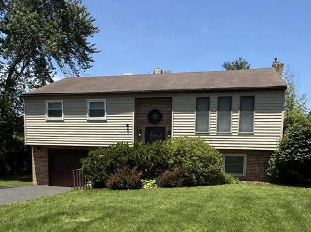 355 Stonehaven Dr, Red Hill, PA 18076