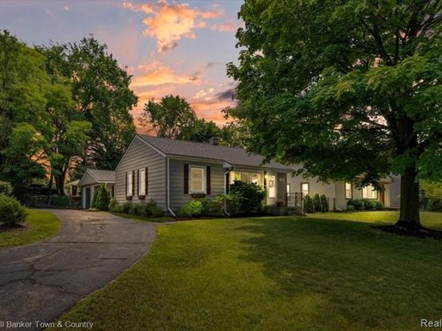355 Rivard Blvd, Waterford Township, MI 48327