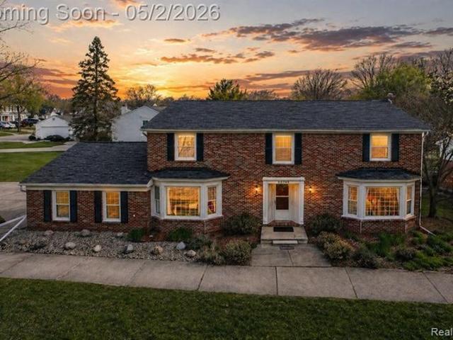 35746 Old Homestead Dr, Farmington, MI 48335