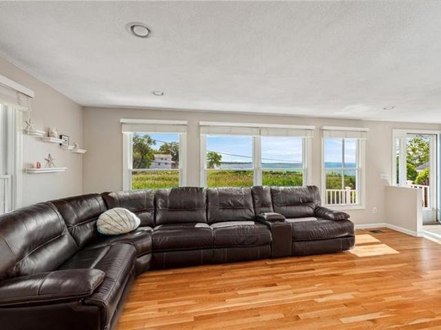 357 Capron Farm Dr, Warwick, RI 02886