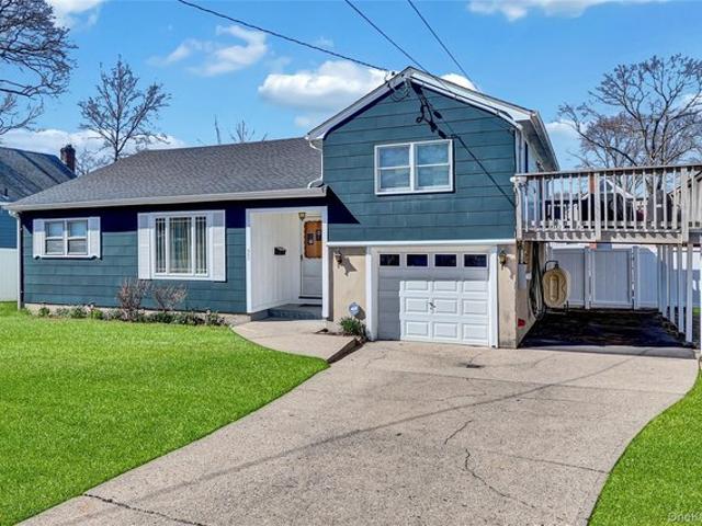 357 Deauville Blvd, Copiague, NY 11726