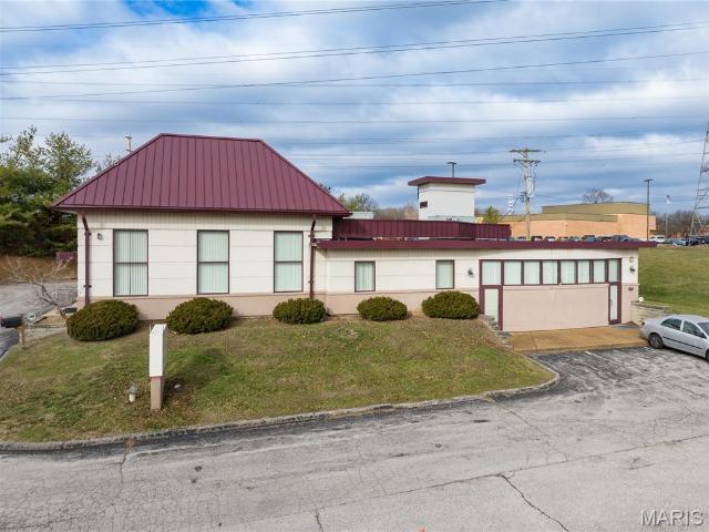 357 N Woods Mill Rd, Chesterfield, MO 63017 | MLS #26005 | Compass