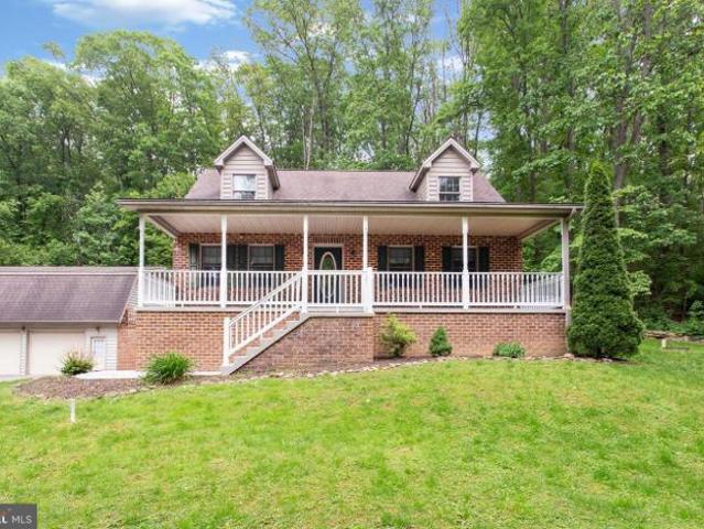 357 S Lake Rd, Spring Grove, PA 17362