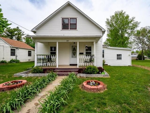 357 W 3rd St, El Paso, IL 61738