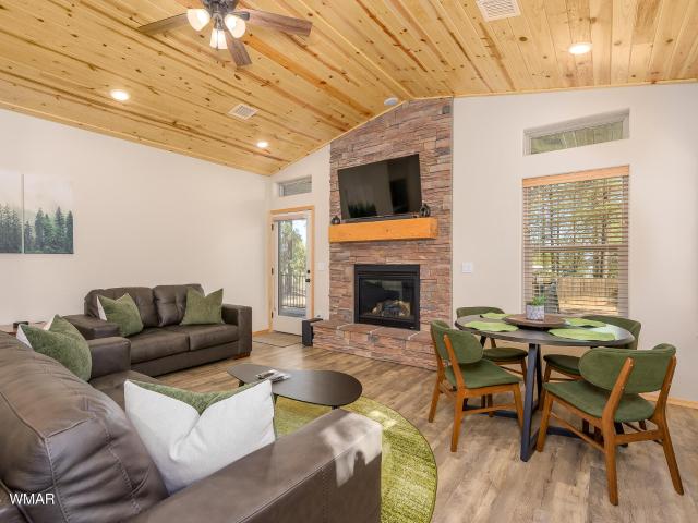 3590 Black Oak Loop