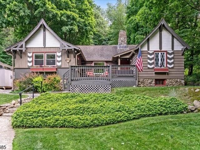 359 E Shore Trl, Sparta, NJ 07871