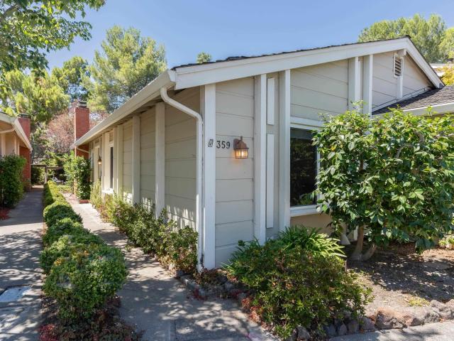 359 Kinross Dr
