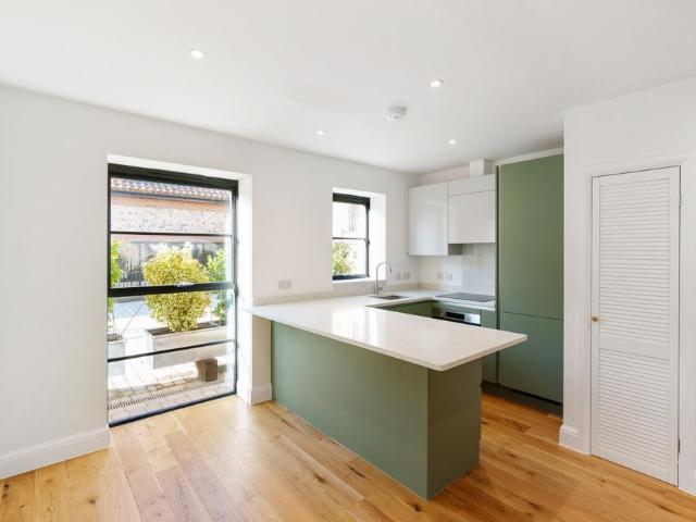 35 39 The Droveway