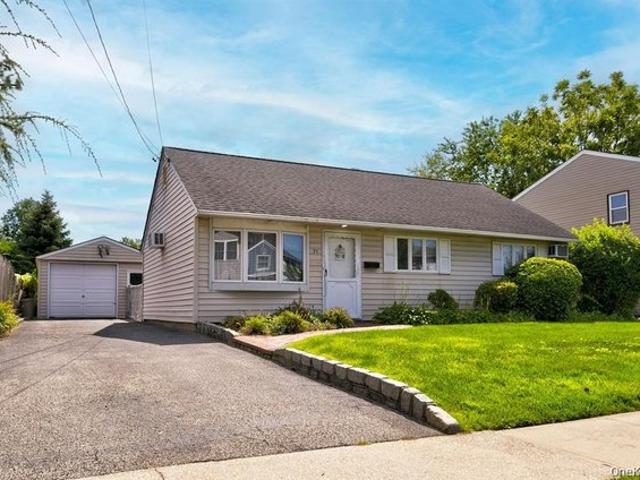 35 Vernon St, Plainview, NY 11803