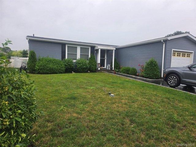 35 Village Cir S, Manorville, NY 11949