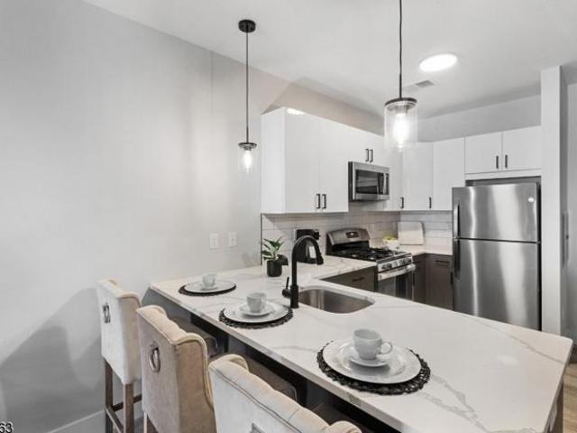 35 W Price St #305, Linden, NJ 07036