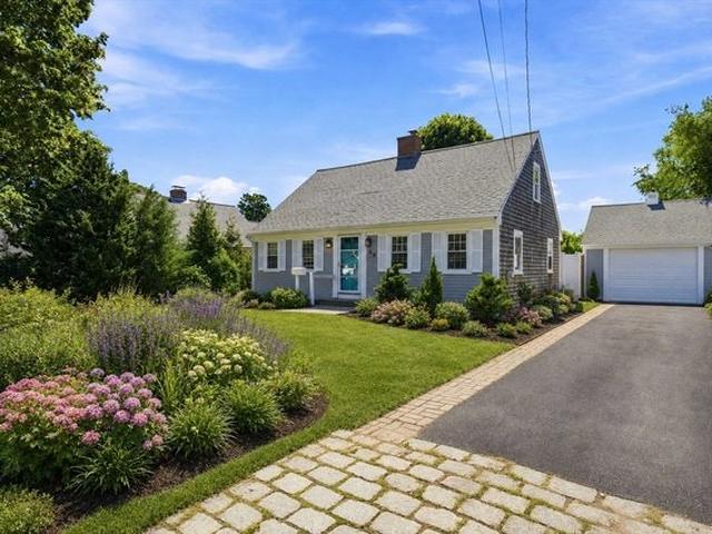 35 Walnut St, Barnstable, MA 02601