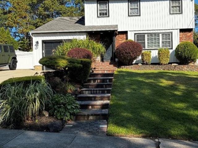 35 Washington Heights St, Selden, NY 11784