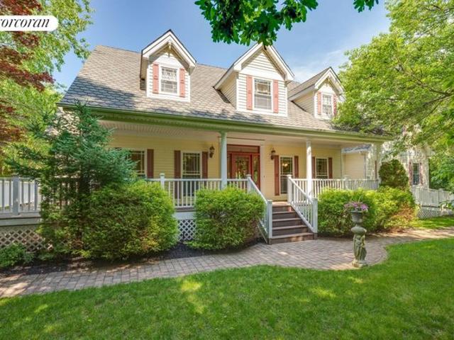 35 Woodlawn Ave, East Moriches, NY 11940