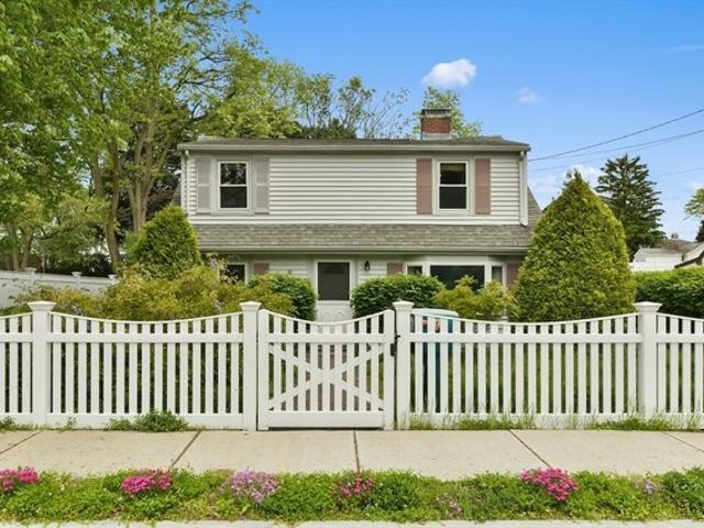 35 Alandale Pkwy, Norwood, MA 02062