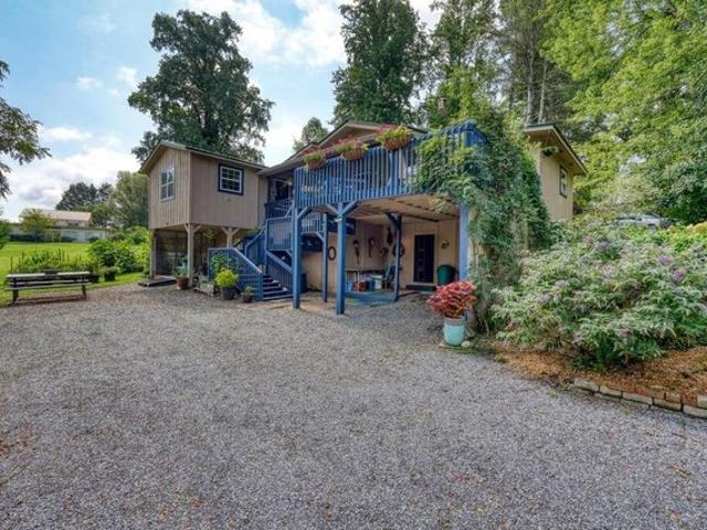 35 Chatuge Village Dr, Hayesville, NC 28904