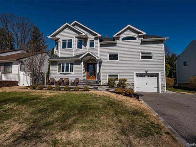 35 Circle Dr, Syosset, NY 11791