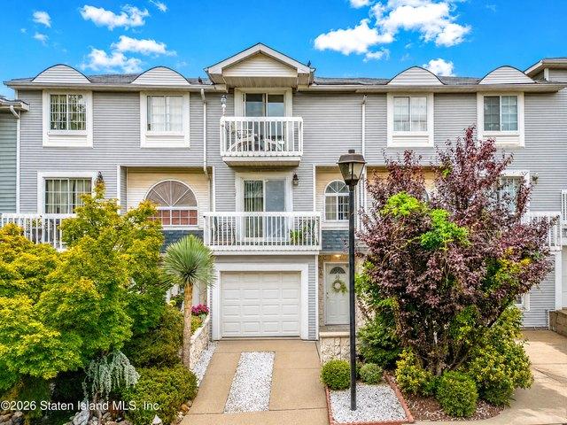 35 Country Dr N, Staten Island, NY 10314