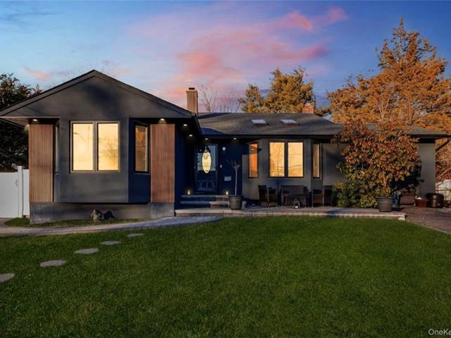 35 Crossway Dr, Deer Park, NY 11729