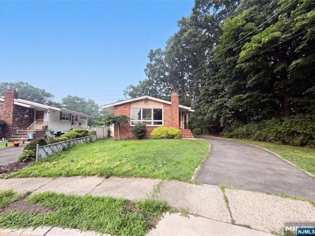 35 Dapp Ct, Elmwood Park, NJ 07407