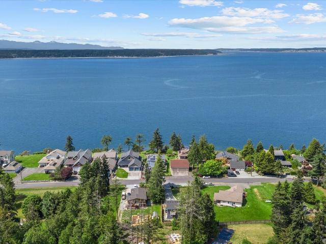 35 Edgewater Drive