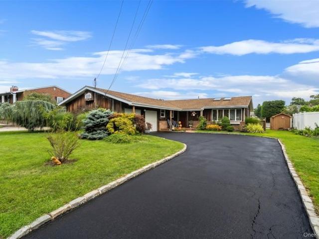 35 Fleets Point Dr, West Babylon, NY 11704