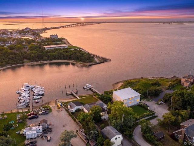 35 Gardners Ln, Hampton Bays, NY 11946