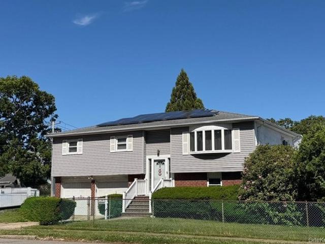 35 Grand Blvd, Massapequa Park, NY 11762