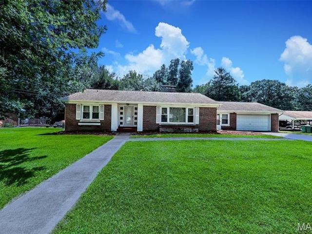 35 Harmon Dr, Lebanon, IL 62254