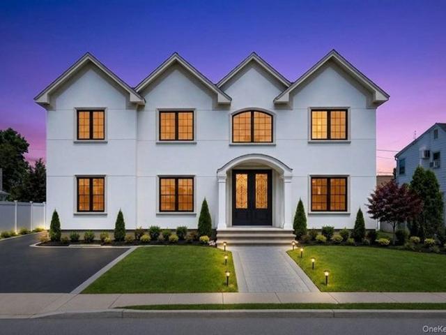 35 Hewitt St, Hicksville, NY 11801
