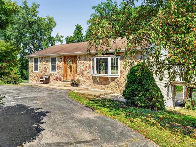 35 Hillside Dr, Marlboro, NY 12542